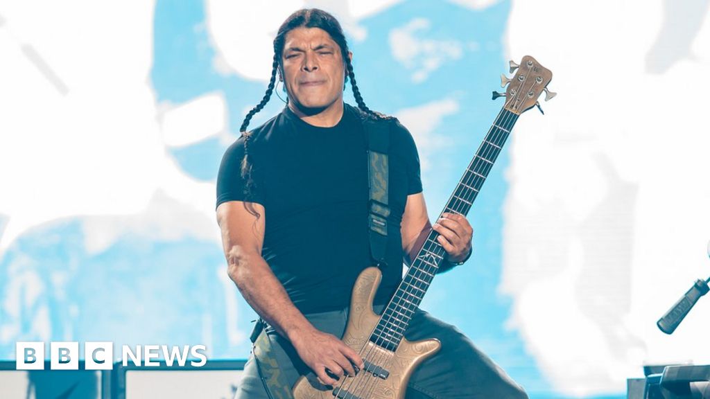 Korn to tour with 12-year-old bass player - BBC News