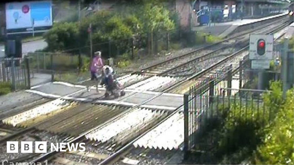'Near miss' Wareham rail crossing worker suspended - BBC News