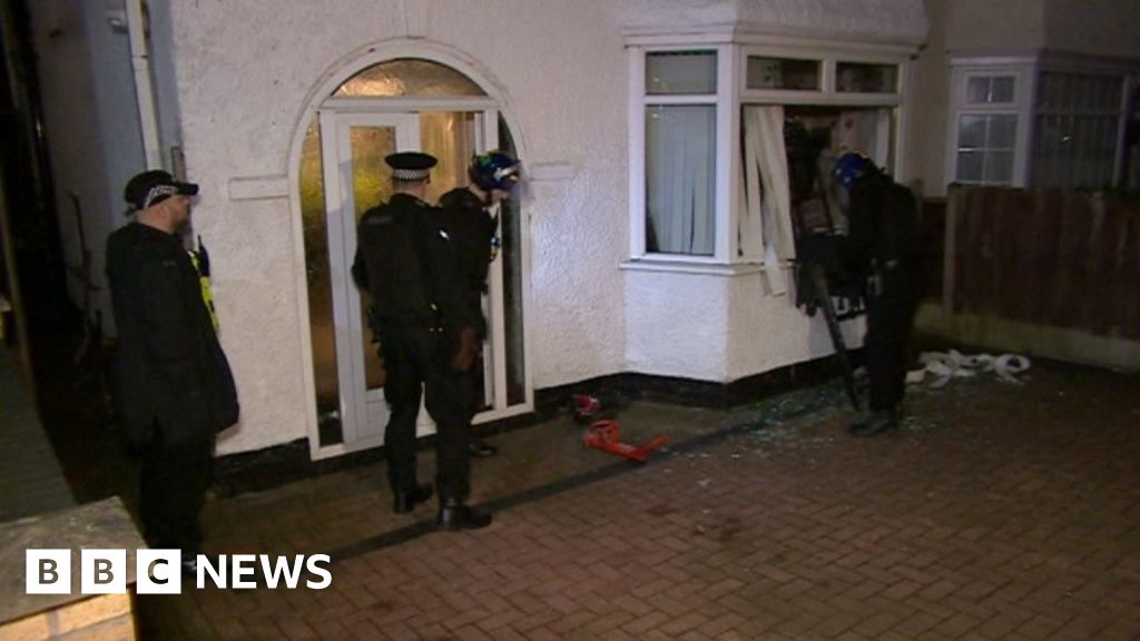 Home secretary joins Birmingham county lines raid - BBC News
