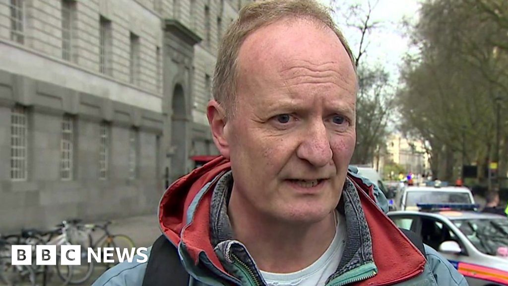 London attack: Witness 'saw bodies' after Westminster incident - BBC News