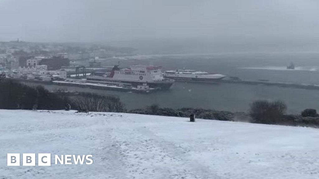 Snow and gales cause disruption on the Isle of Man - BBC News