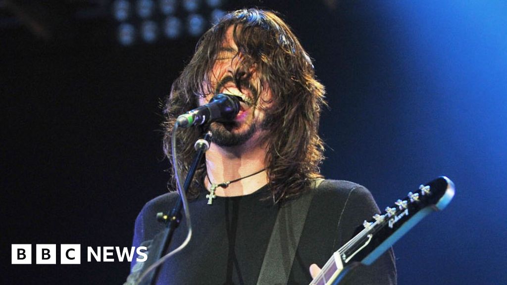 Foo Fighters fans hear album first at Lowestoft at sunrise - BBC News