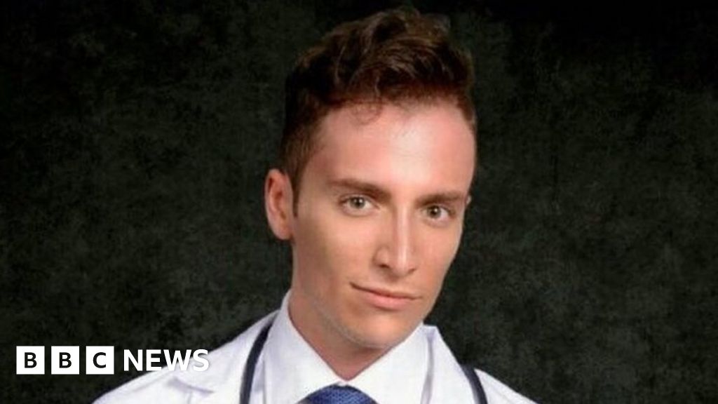 Italian doctor mistakenly told to leave the UK or face detention - BBC News