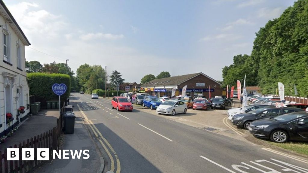 Man dies after elderly couple struck crossing road