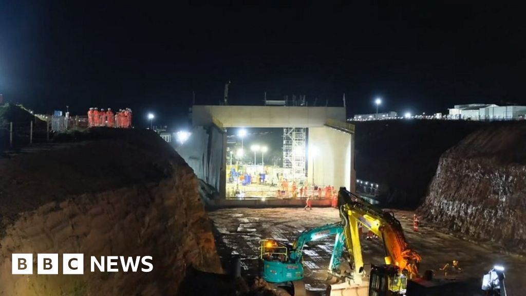 Giant HS2 railway bridge moved into place near Kenilworth