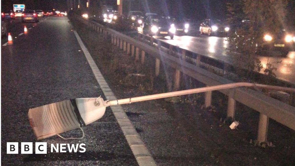 M3 motorway shut by fallen corroded pylon - BBC News