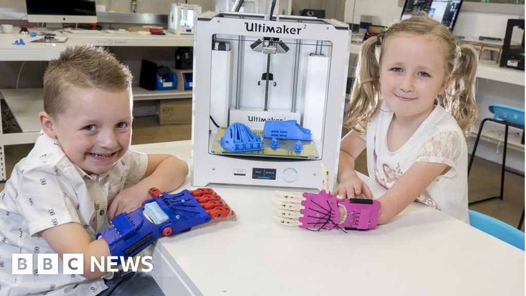 Pontypool girl's prosthetic hand made with 3D printer - BBC News