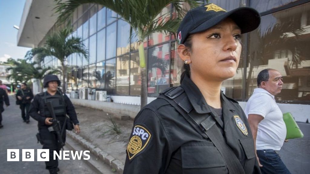Call of duty: One woman's life in Mexico's border force - BBC News