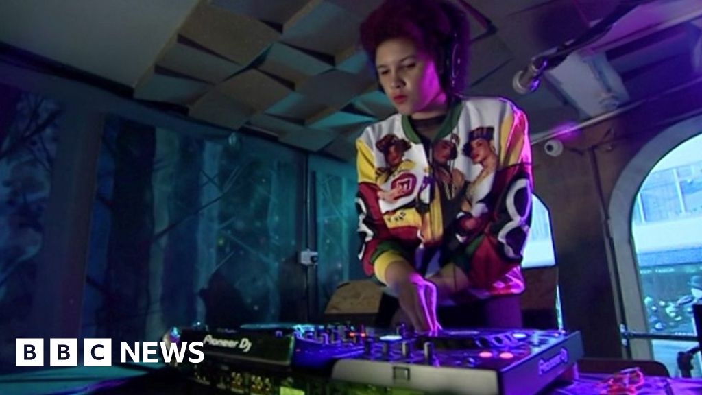 All-female hip hop rising in Bristol despite 'industry barriers' - BBC News