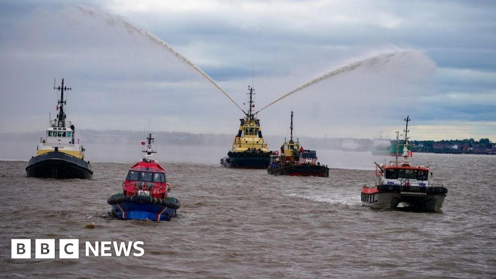 Queen Elizabeth II: Boats, tugs and ferries take part in Mersey tribute ...