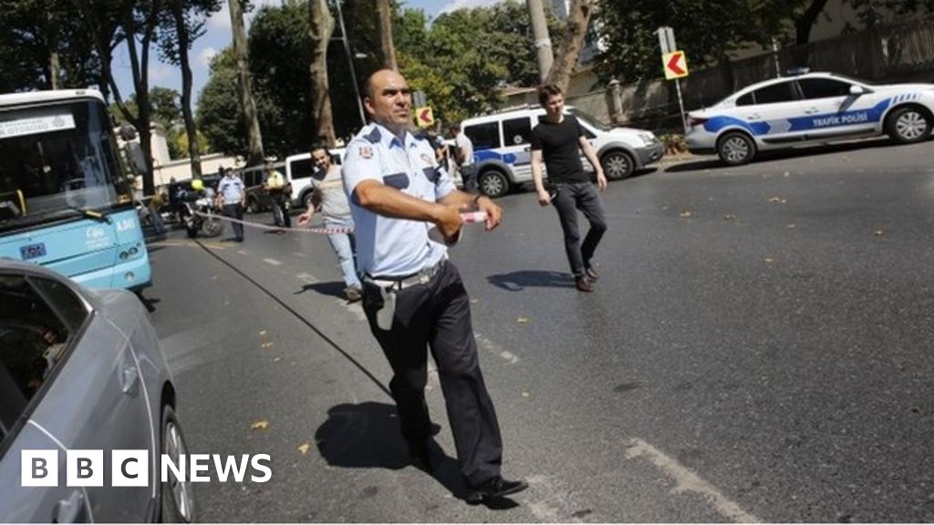 Eight troops killed in Turkey bomb attack - BBC News