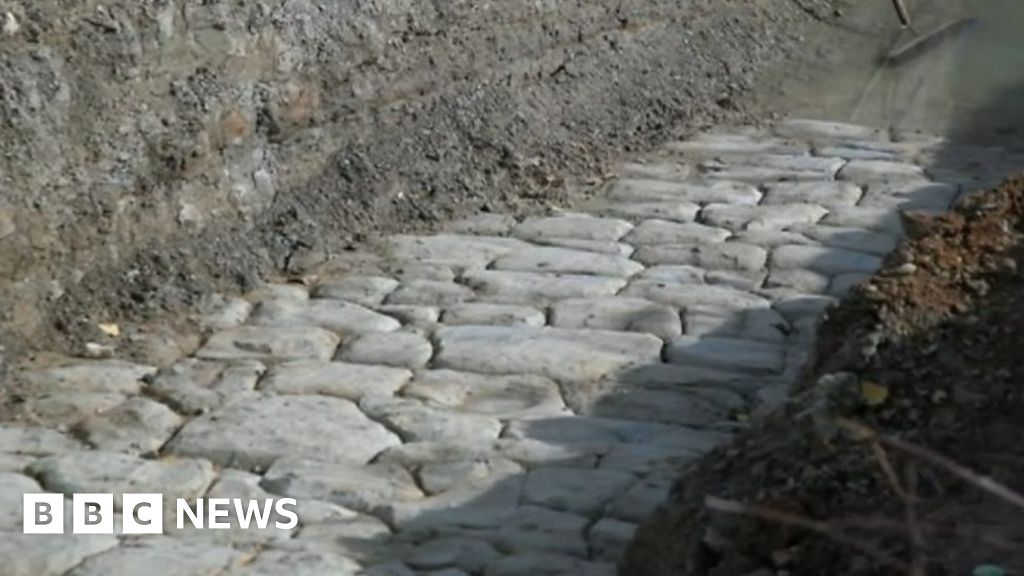 'Remains of Roman ford' found near Evesham - BBC News