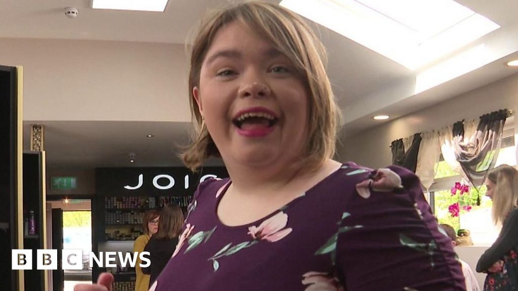 Stylists with learning disabilities making customers smile - BBC News