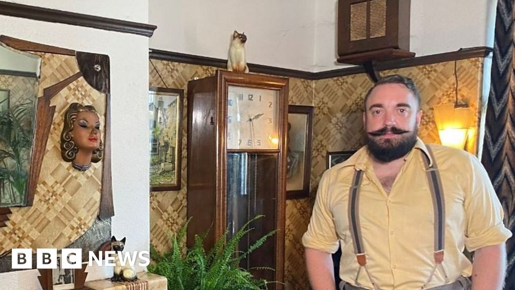 Blackpool history buff transforms house with 1930s theme - BBC News