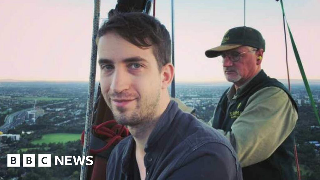 Phillip Hancock: Rare foreign organ donor praised in China - BBC News