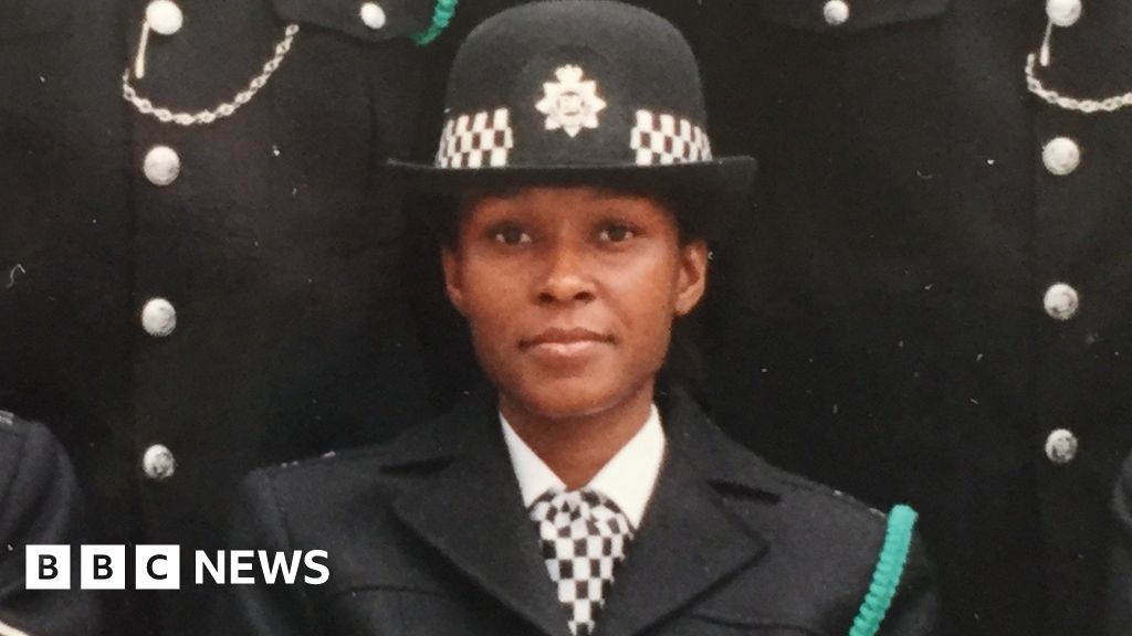 Met Police to pay damages over holidaying officer probe - BBC News