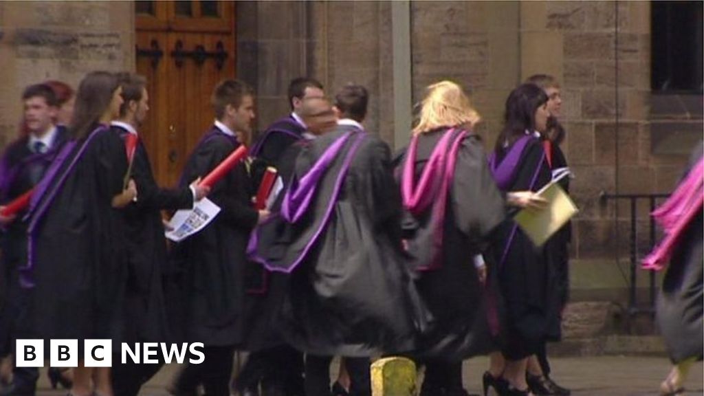 Clash over 'rich v poor' university student numbers - BBC News