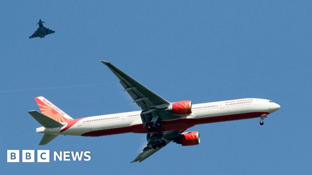 Security threat forces plane to land at Stansted - BBC News