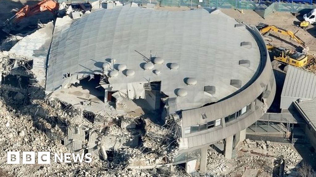 Fawley Power Station: Demolition of control room under way - BBC News