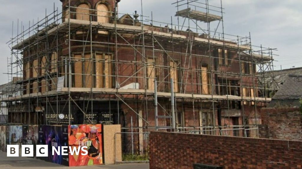 Crumbling Victoria Hall in South Shields to be demolished - BBC News