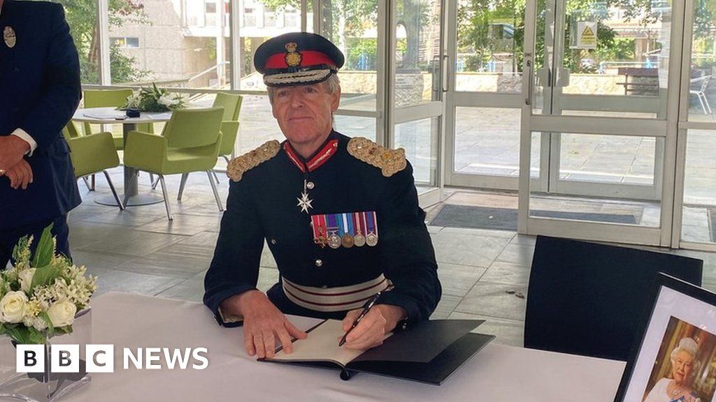 Queen Elizabeth II: Cornwall lord lieutenant to guard coffin at funeral ...