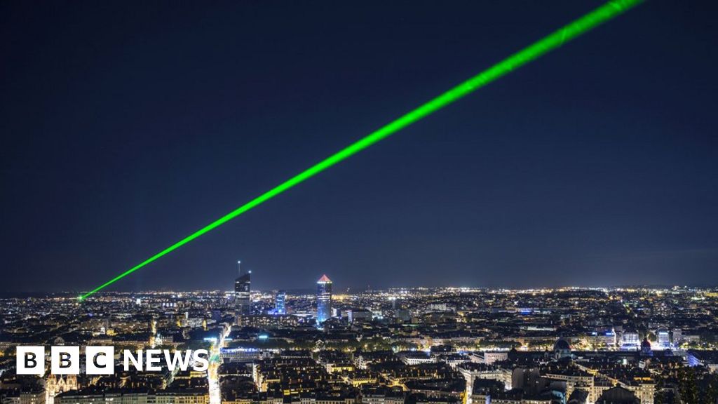 'High-powered' laser targets aircraft over West Berkshire - BBC News