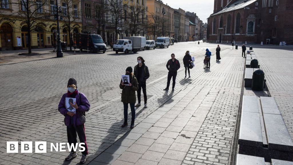 Poland abortion: Protesters against ban defy coronavirus lockdown