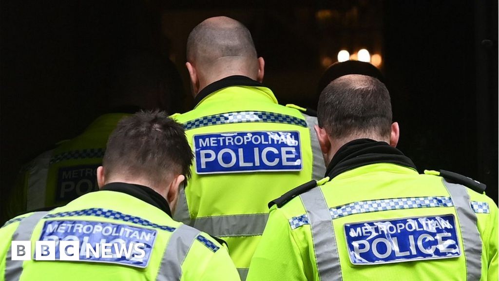 Met PCSO numbers decline by almost one third - BBC News
