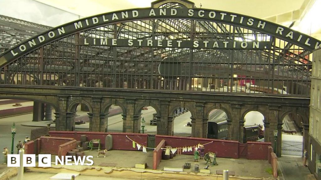 Liverpool Lime Street model takes 30 years to recreate - BBC News