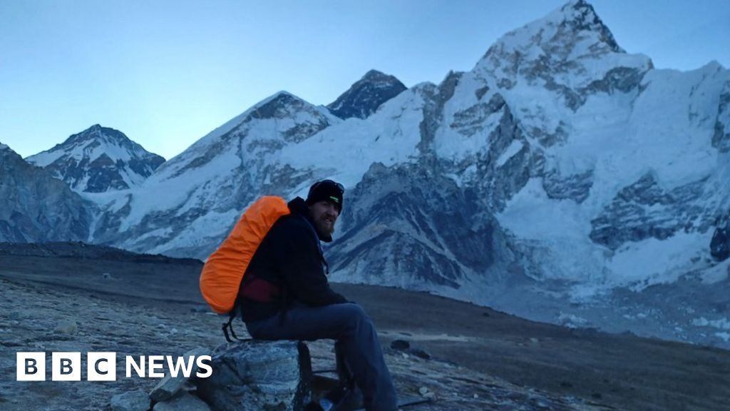 Everest: Jamie McAnsh climbs to base camp on crutches - BBC News