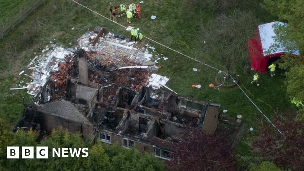 Lidgate gas explosion: Two dead in Suffolk bungalow blast - BBC News