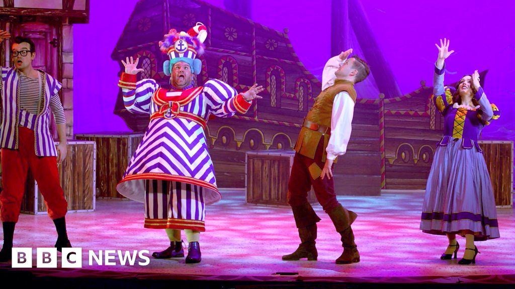 Behind the scenes at Portsmouth's Covid-secure pantomime - BBC News