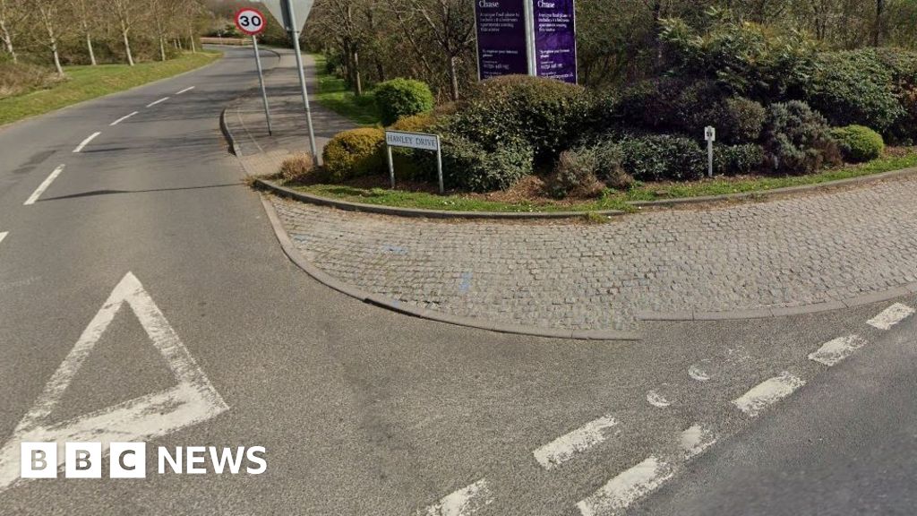 Ryarsh: Girl, 15, in critical condition after crash - BBC News