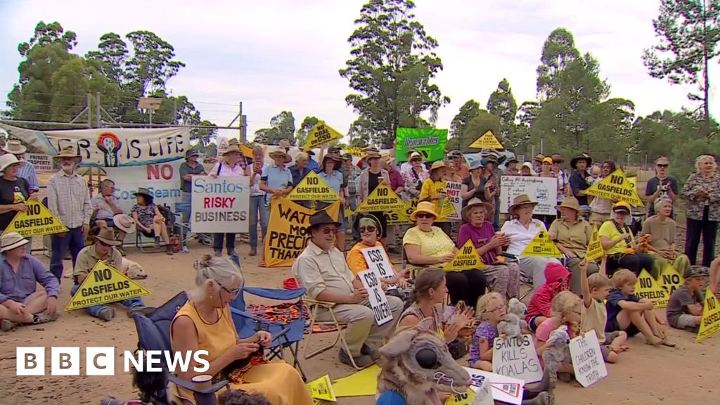 Australian coal seam gas protest - BBC News