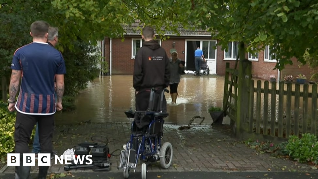 Lincolnshire flooding: Storm Babet affects more than 150 homes - BBC News