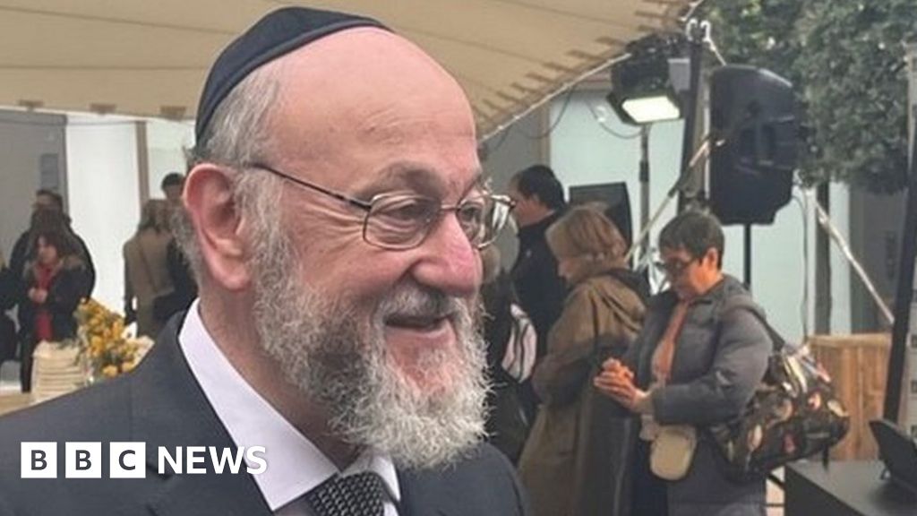 Israel-Gaza: Chief Rabbi Ephraim Mirvis speaks of hopes for peace - BBC ...