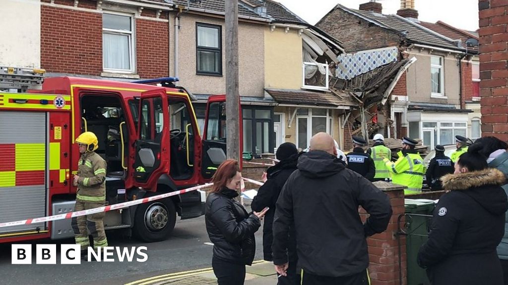 Two in hospital after Portsmouth terraced house collapses - BBC News