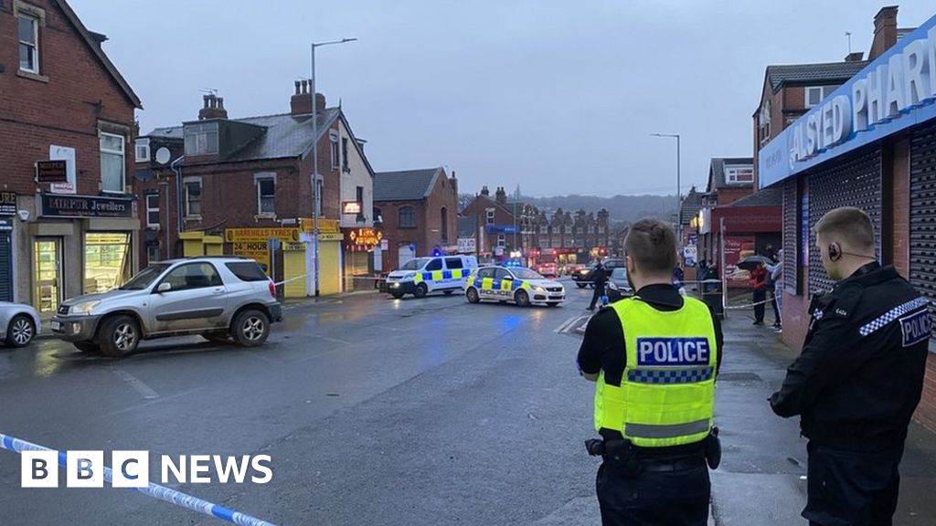 Armed thieves smash their way into Leeds jewellery shop - BBC News