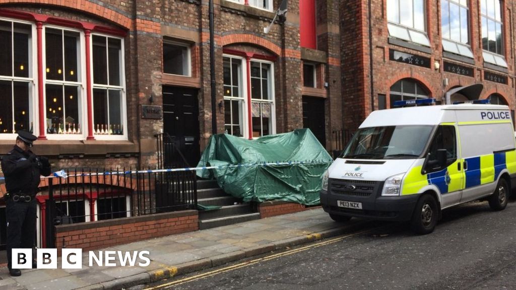 Liverpool bar stabbing leaves man dead - BBC News