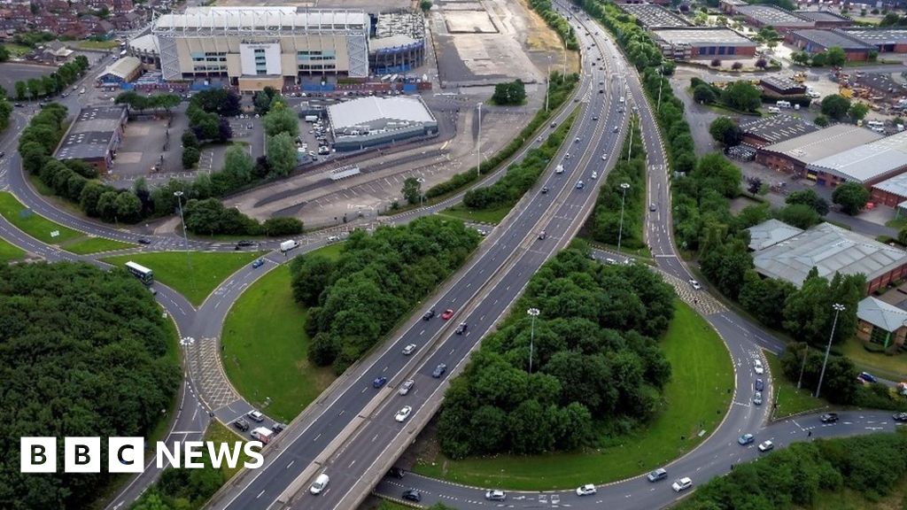 Leeds: Work begins to widen M621 at Elland Road - BBC News