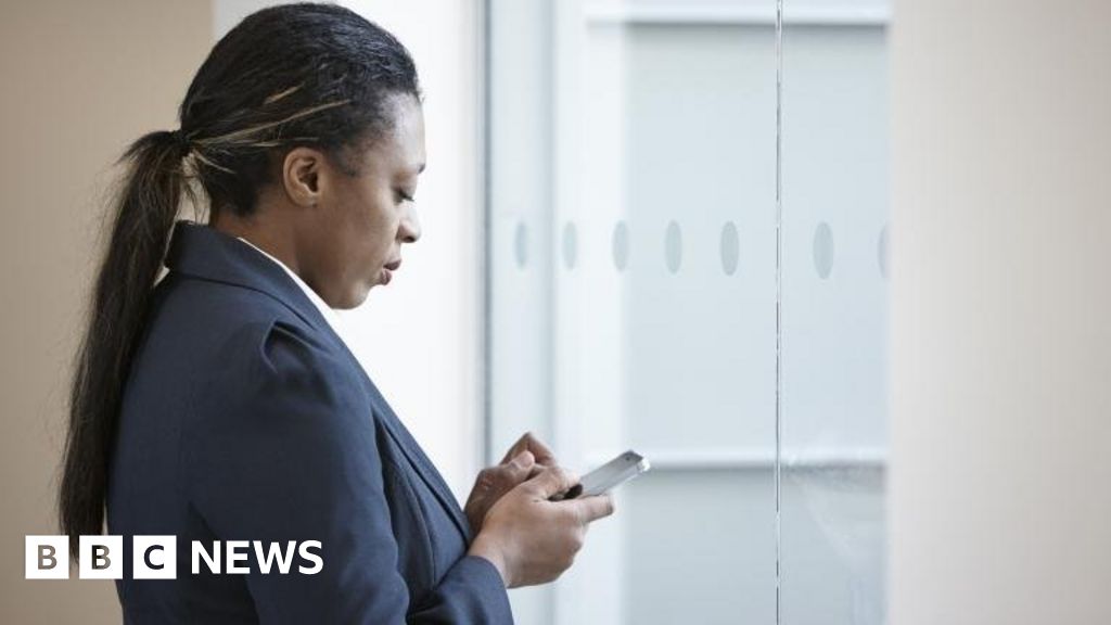 Switch plan for mobile phone contracts - BBC News