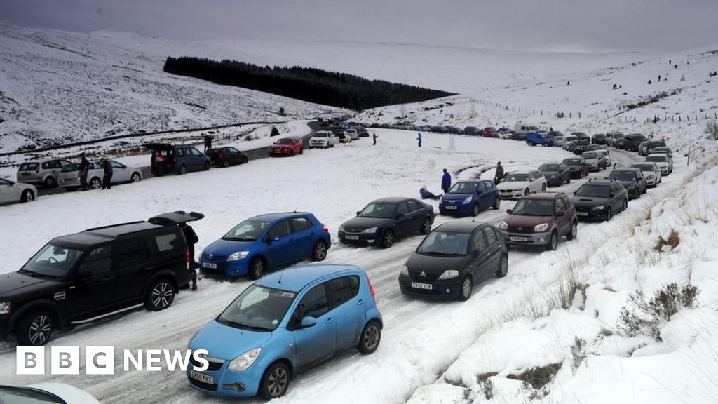 Storey Arms: Police issue Brecon Beacons parking warning - BBC News