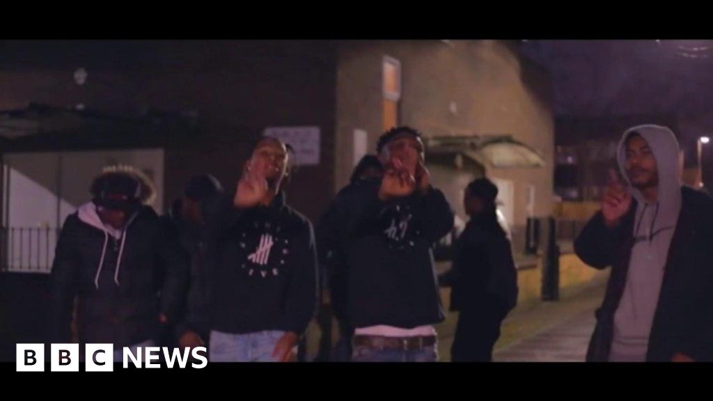 Teenage rappers Young T and Bugsey land major record deal - BBC News