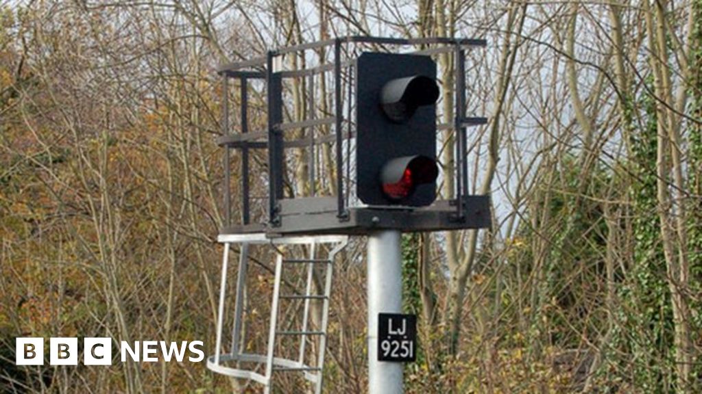 Rail signal problems on Oxford to London line 'every day' - BBC News