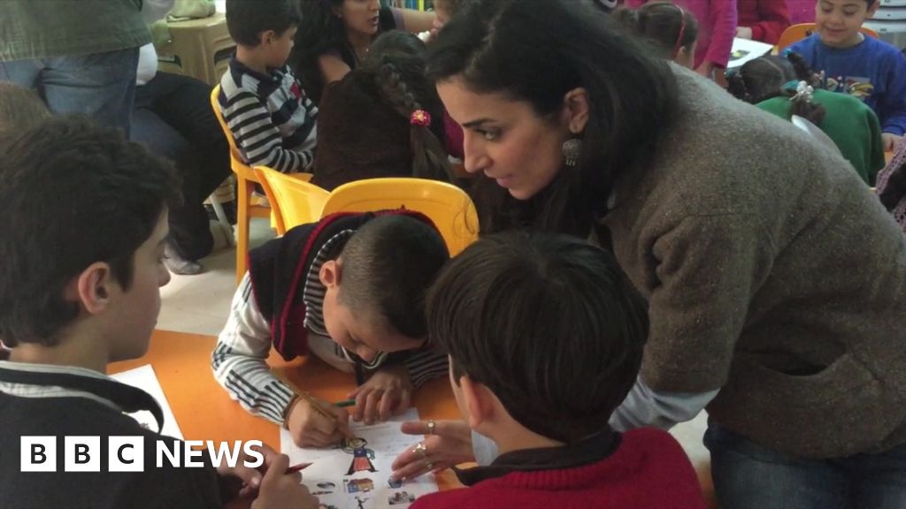 BBC 100 Women: The Syrian volunteer teaching Turkish - BBC News