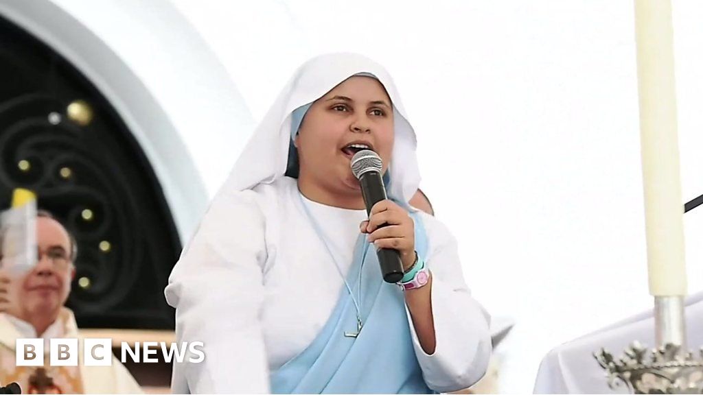 Rapping nun waxes lyrical for Pope Francis - BBC News