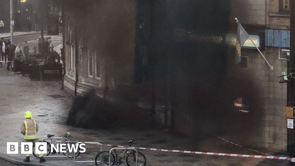 St Mary Street in Cardiff reopens after manhole fire - BBC News
