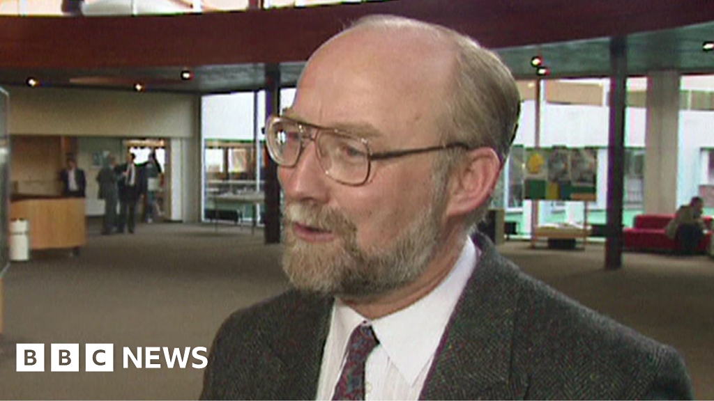 Llew Smith: Tributes after former Blaenau Gwent MP dies aged 77