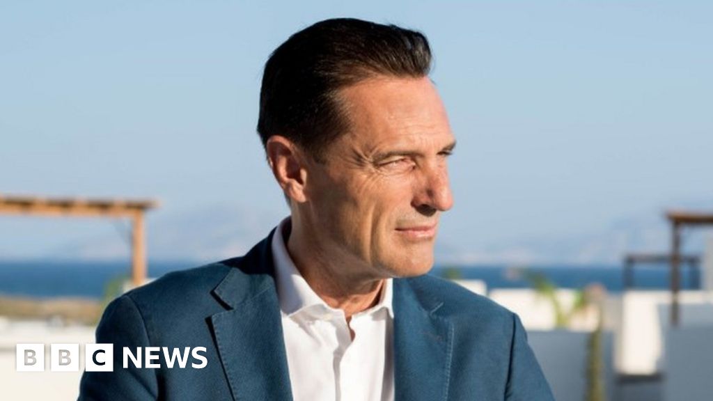 Thomas Cook boss 'sorry' over collapse but defends pay and bonus - BBC News