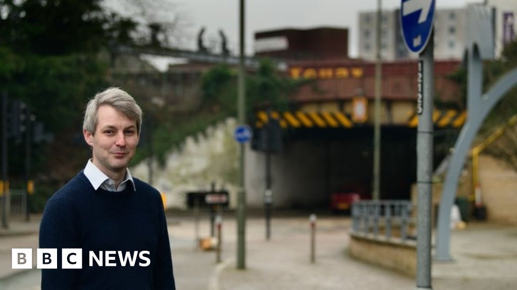 Woking: Victoria Arch bridge widening scheme advised to close - BBC News